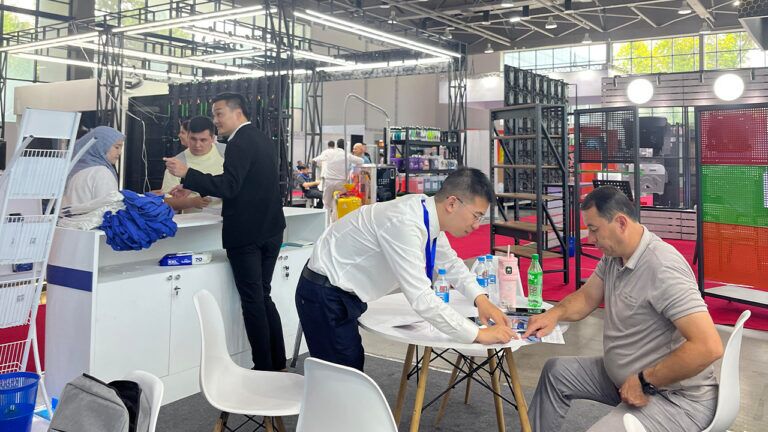 PVB je na sejmu AUTOMOTIVE INDUSTRY TASHKENT 2025 predstavil najsodobnejše rešitve za ...